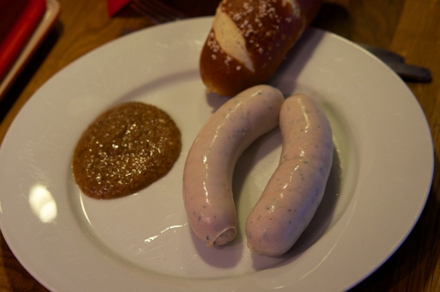 Bayrisches Frühstück - Weißwurst mit süßem Senf und Laugengebäck - Das ...